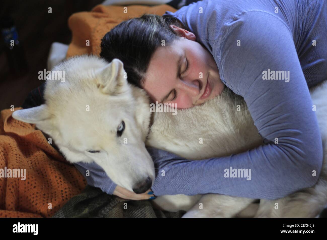 women cuddling with dog lifestyle Stock Photo - Alamy