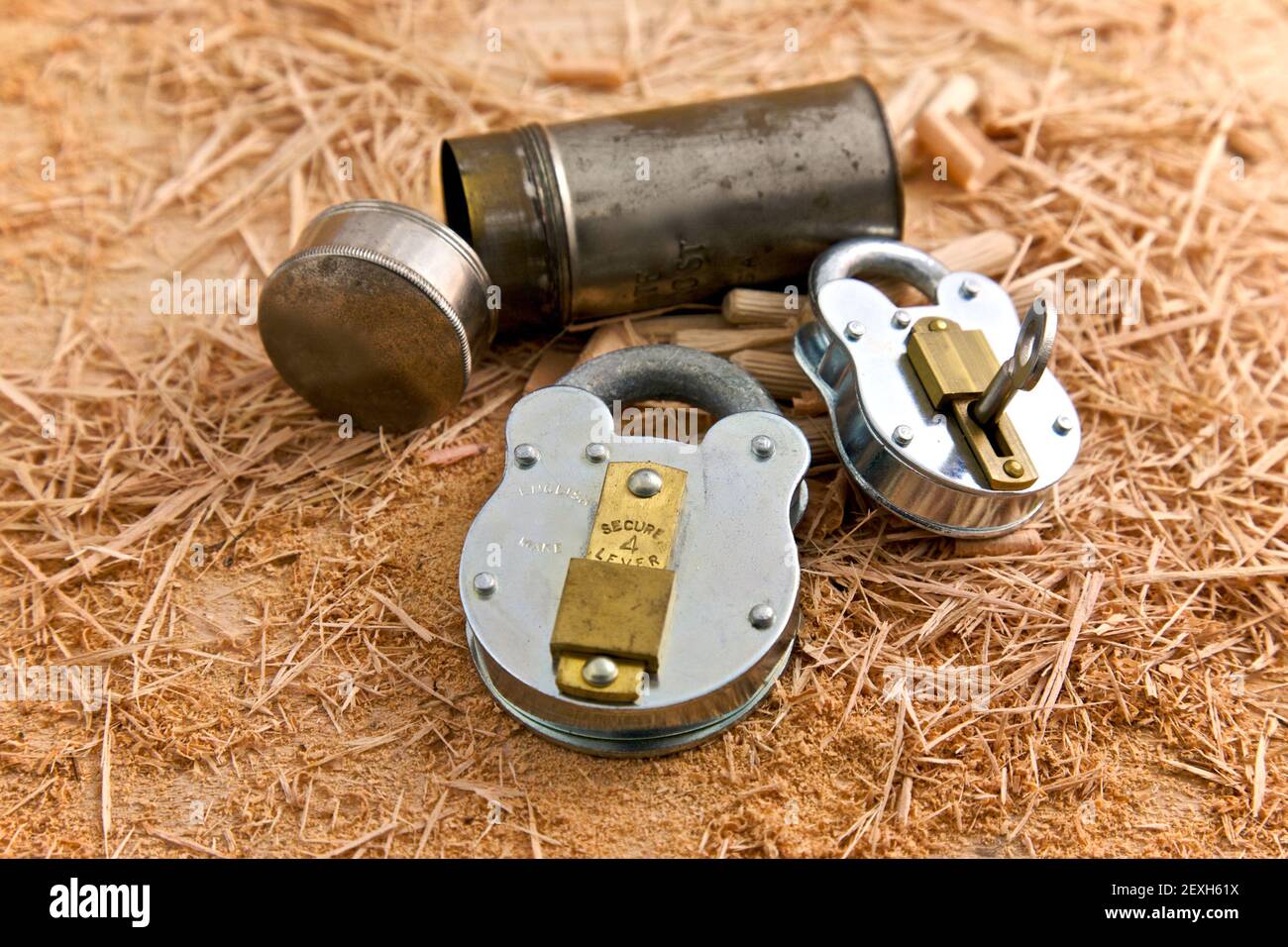 Cream metal bench hi-res stock photography and images - Alamy