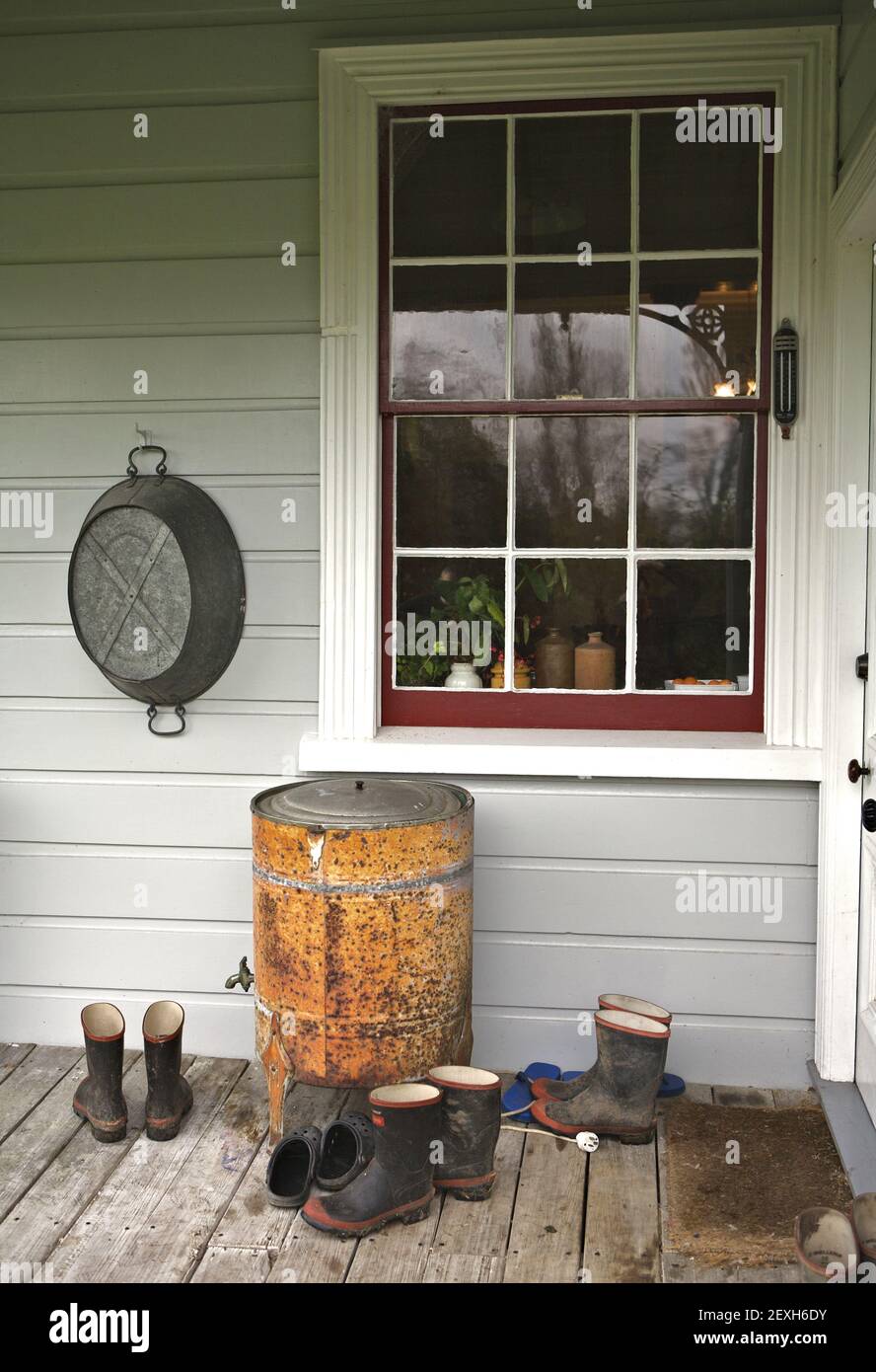 Farm house doors hi-res stock photography and images - Alamy