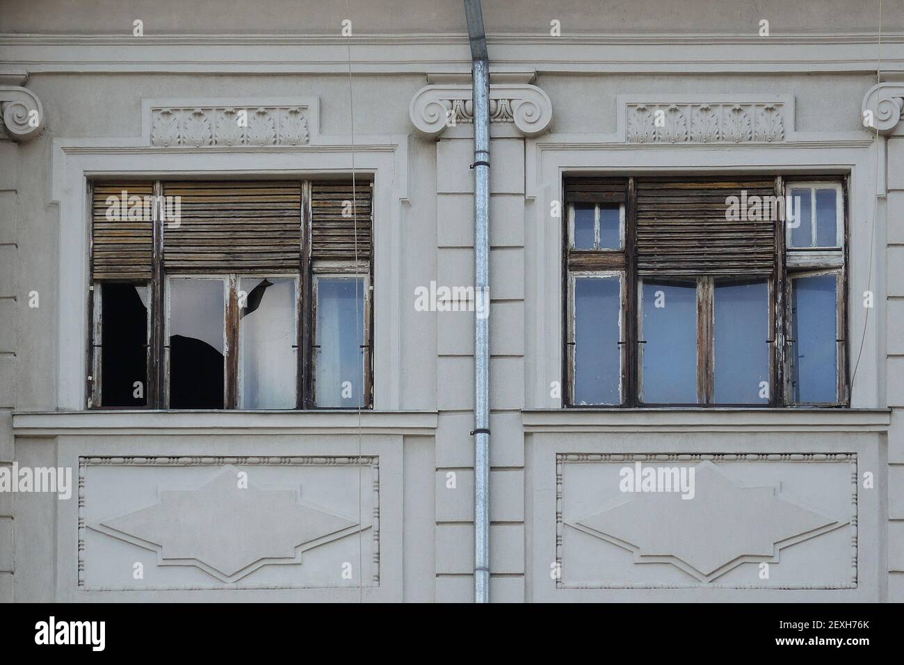 Old building broken windows hi-res stock photography and images - Alamy