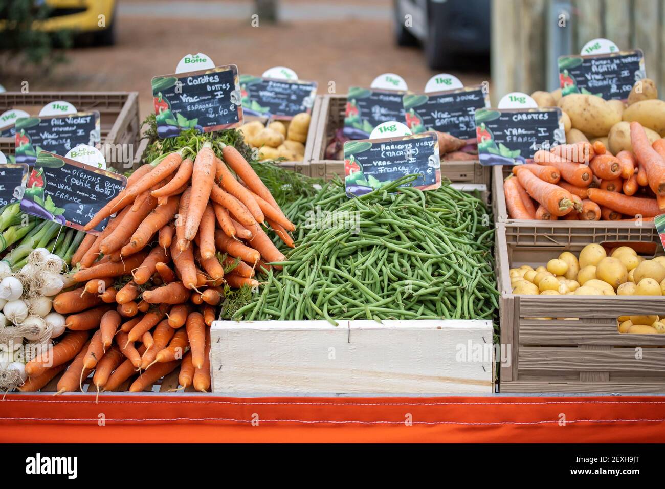 fresh vegetable stall Stock Photo - Alamy