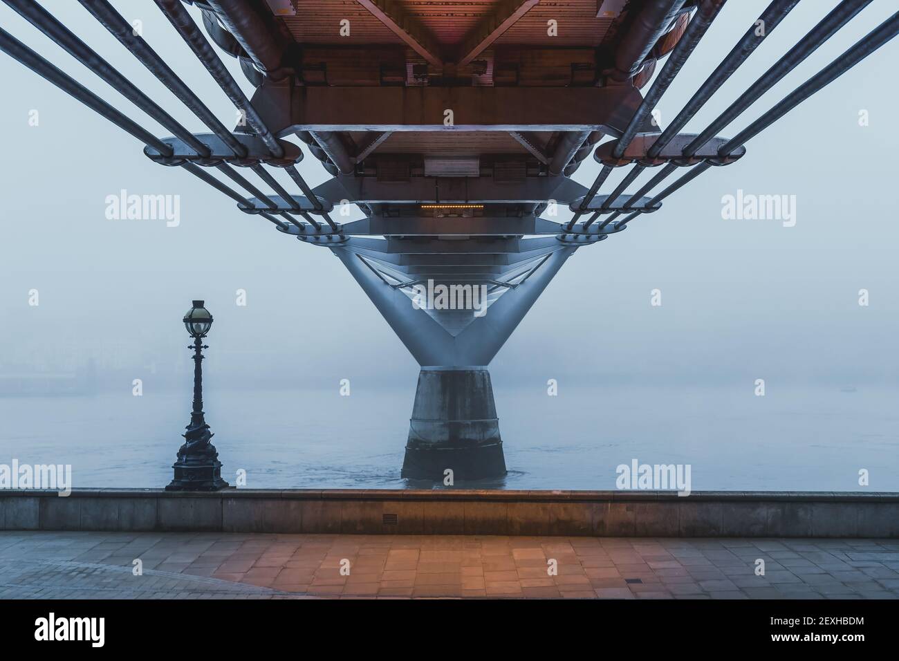 Londons millennium footbridge hi-res stock photography and images - Alamy