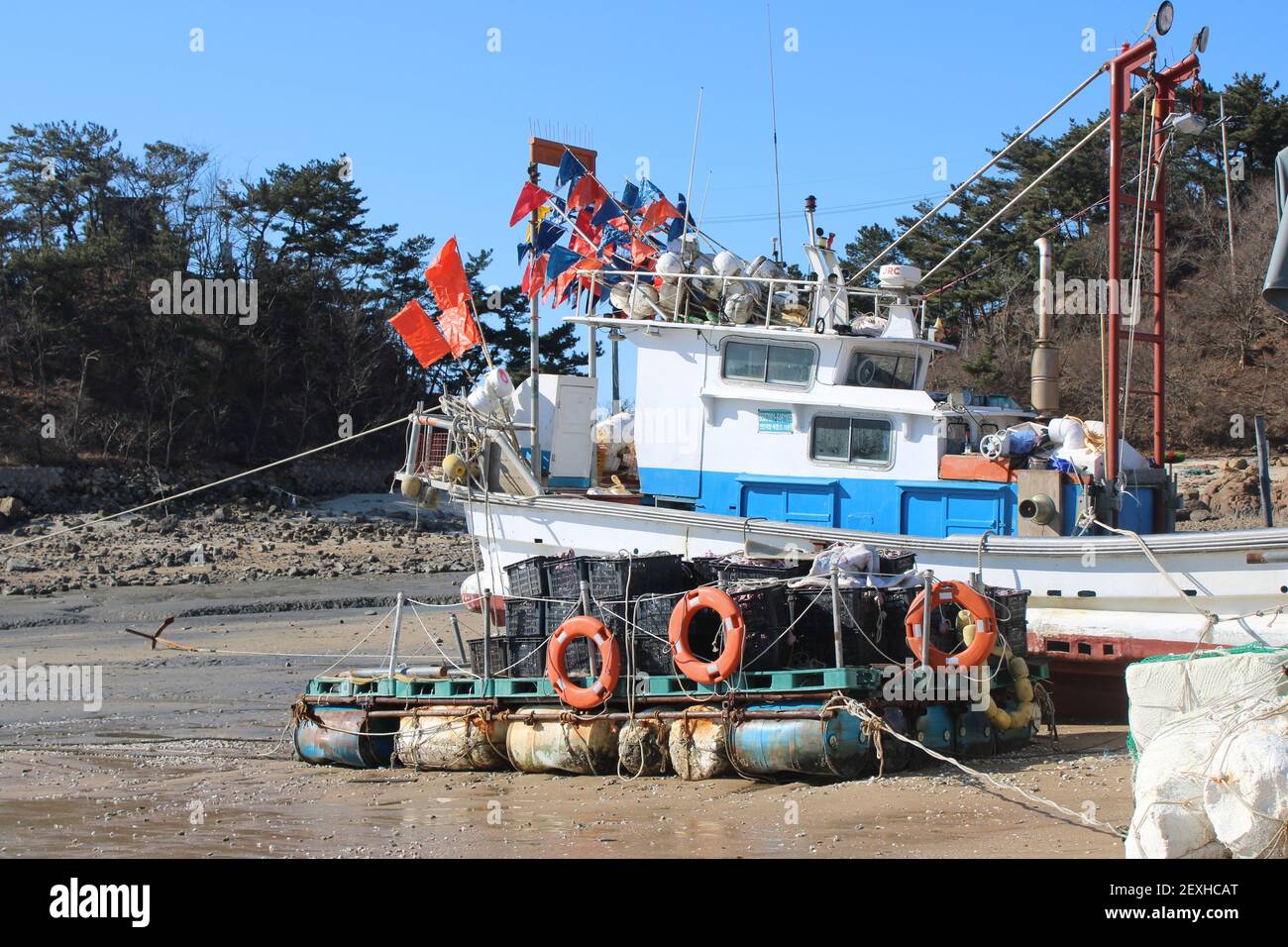 Boat docked on sand hi-res stock photography and images - Alamy
