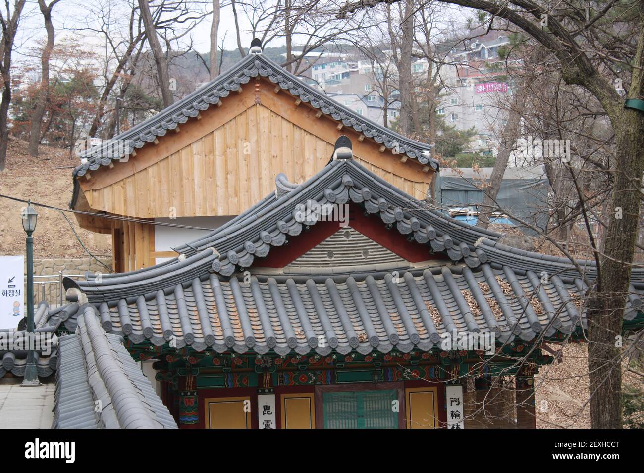 Traditional style rooftop on a temple building in Seoul, Korea Stock ...