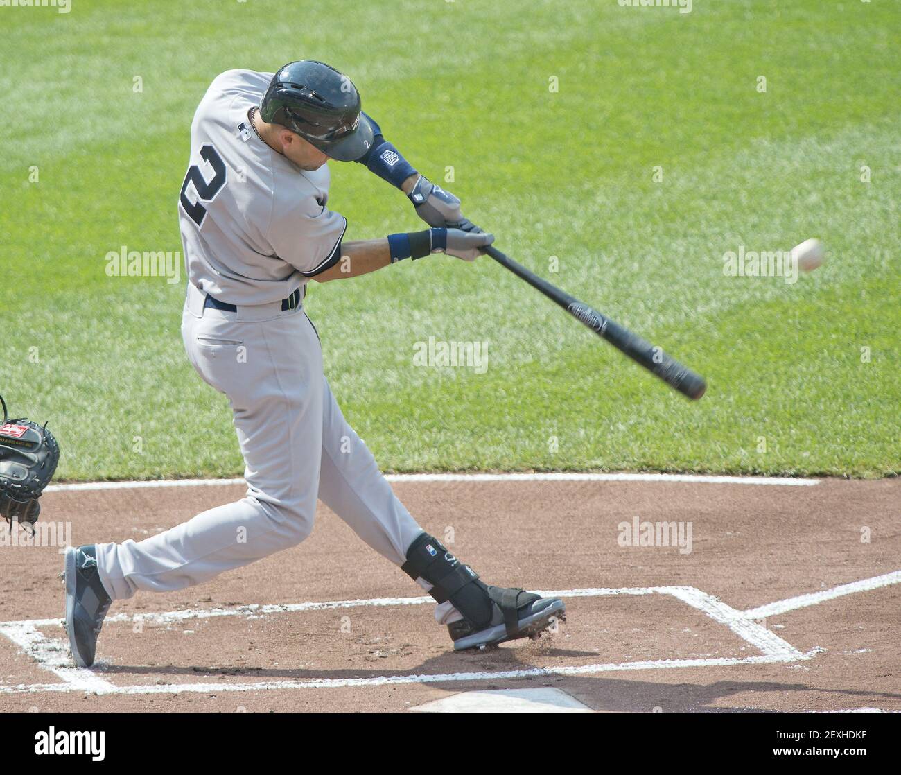 New York Yankees shortstop Derek Jeter (2) flies out to center field in ...