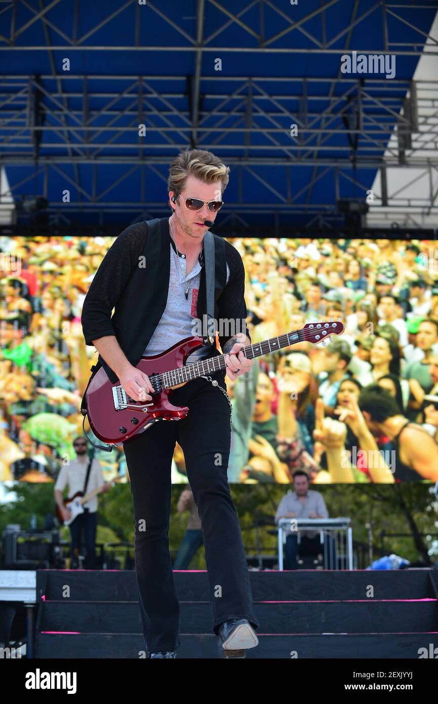Country music artist Joe Don Rooney of Rascal Flatts performs during ...