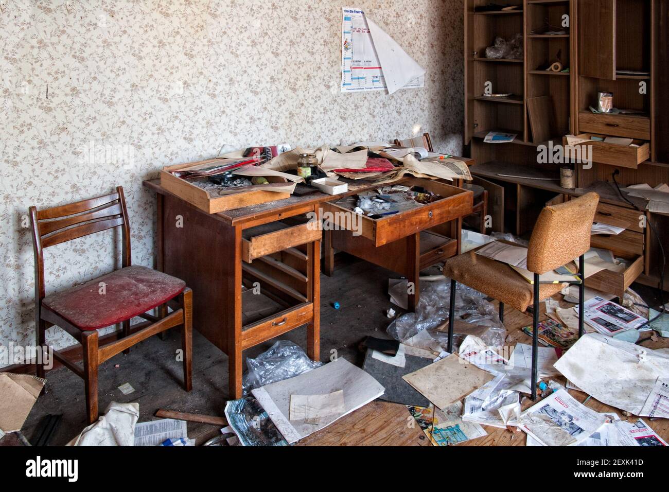 Chaos in the office Stock Photo - Alamy