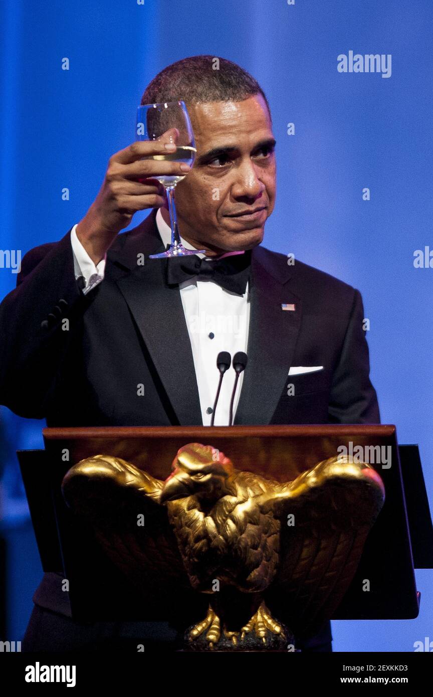 President Barack Obama makes a toast to President FranÃ§ois Hollande of ...