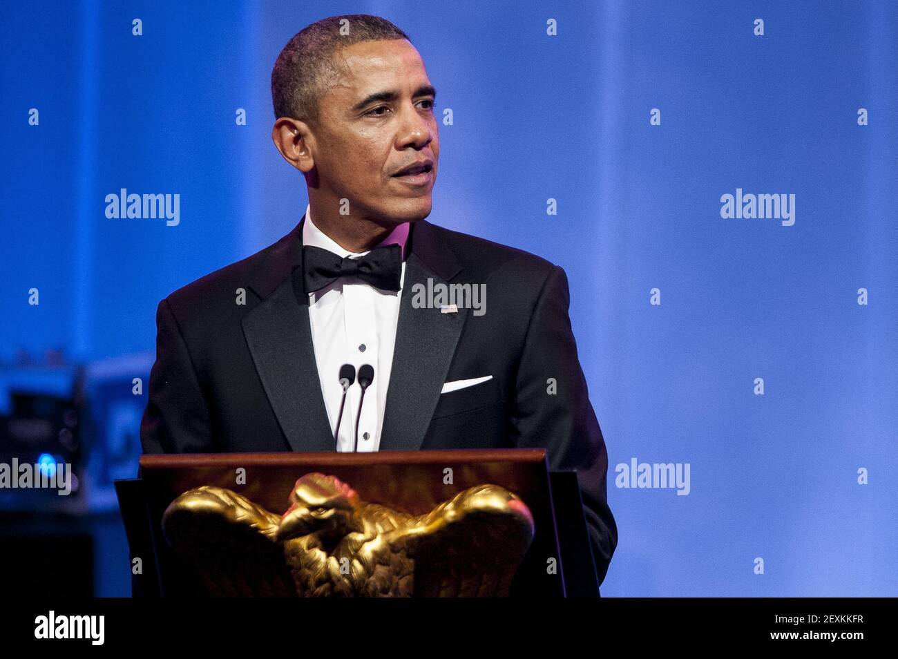 President Barack Obama makes a toast to President FranÃ§ois Hollande of ...