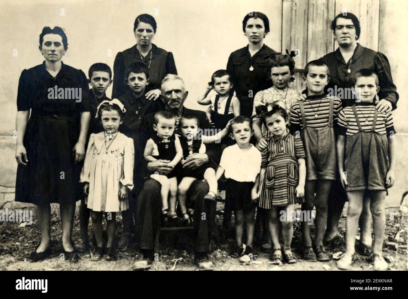 Family 1950s italy hi-res stock photography and images - Alamy
