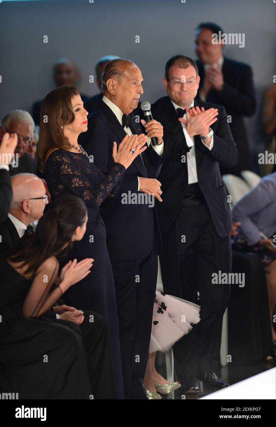 Fashion designer Oscar De La Renta speaks before the fashion show ...