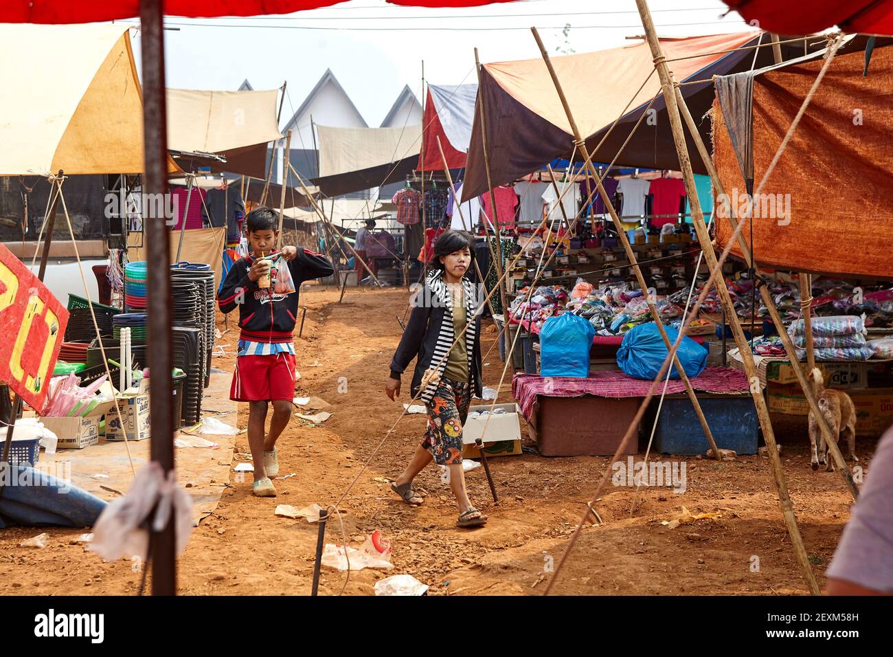 The small market at Three Pagodas Pass on the Thai/Myanmar border ...