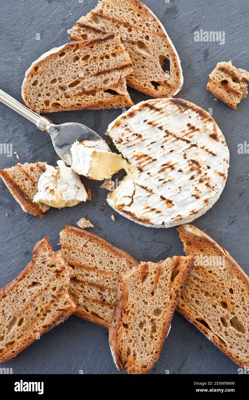 Grilled camembert with bread Stock Photo - Alamy