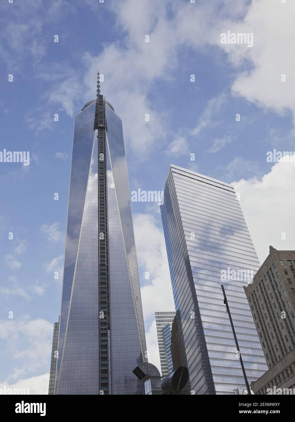 New york office tower hi-res stock photography and images - Alamy
