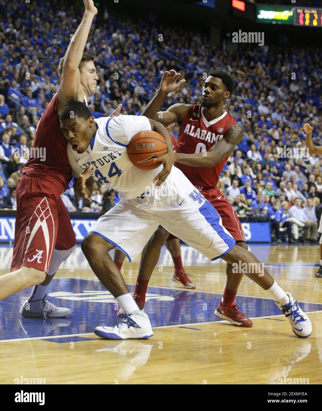 Kentucky Wildcats center Dakari Johnson (44) drives the lane against ...