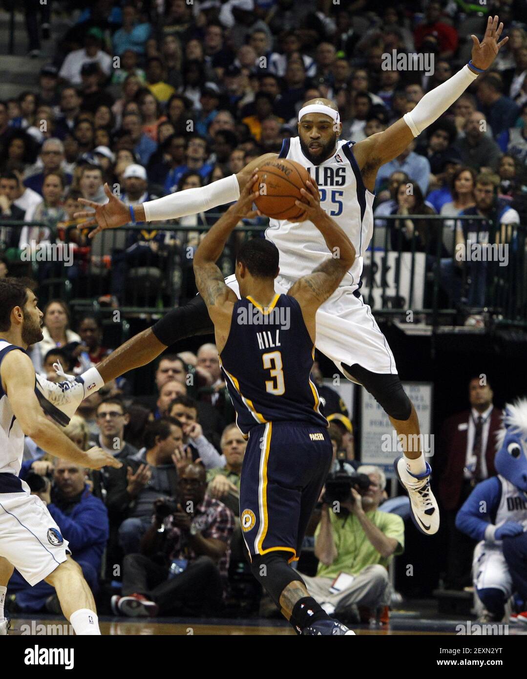 Dallas Mavericks shooting guard Vince Carter (25) guards against the ...
