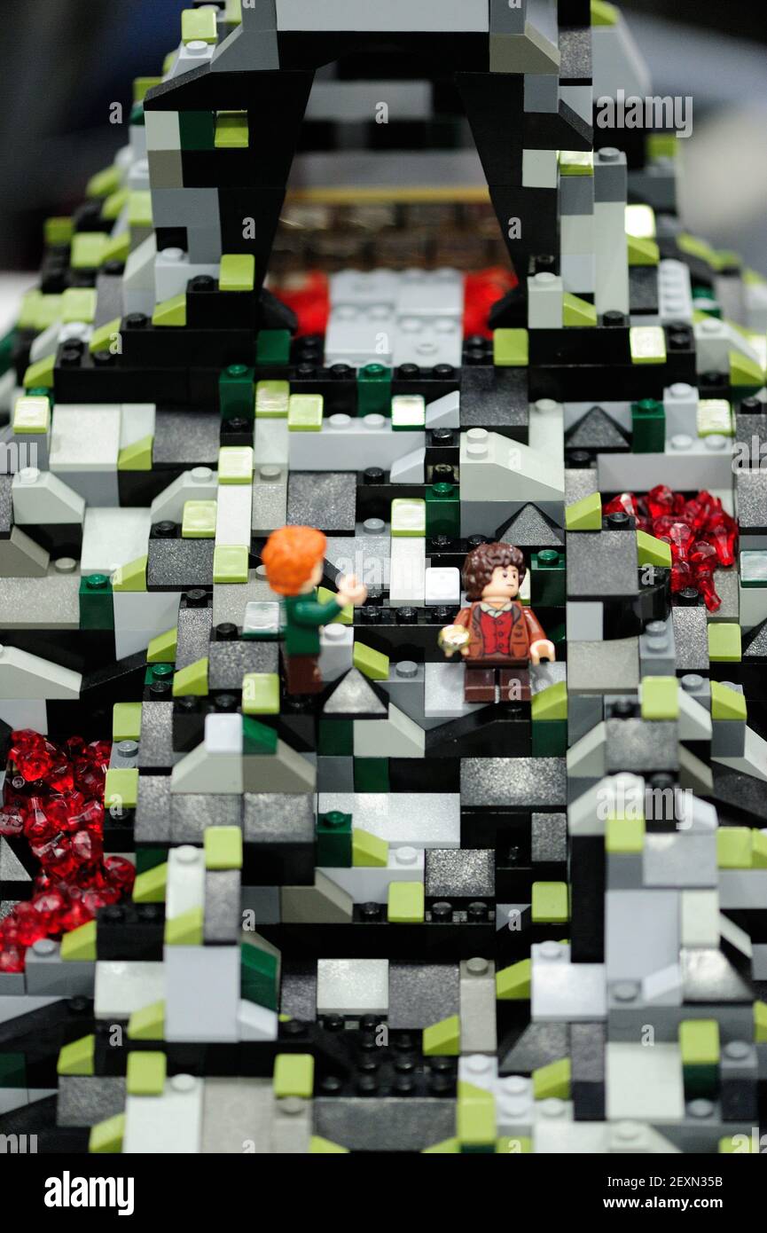 A Lego model recreating a scene from Lord of the Rings III called ...