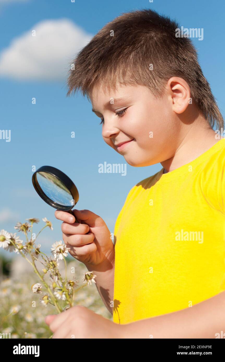Boy looking with magnifying glass hi-res stock photography and images ...