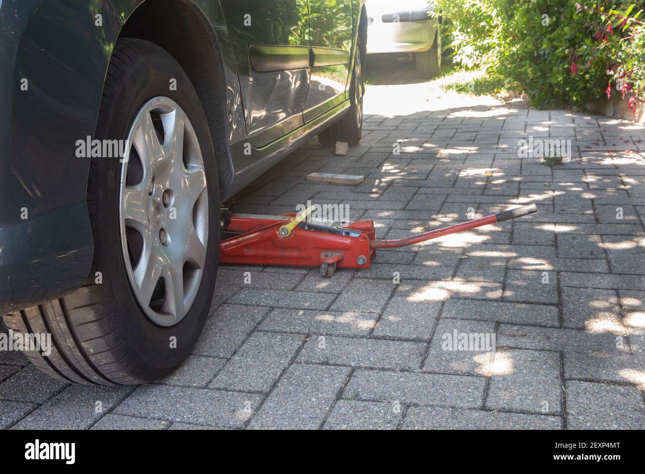 Car reparation hi-res stock photography and images - Alamy