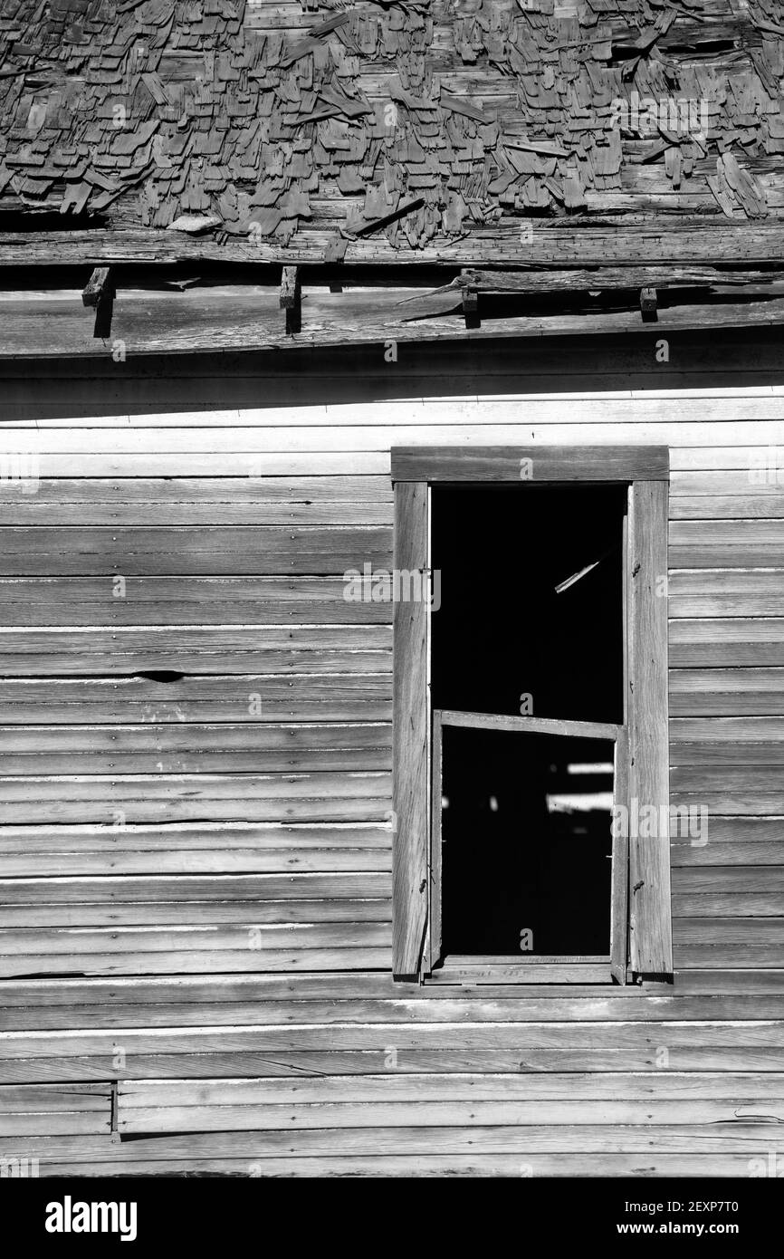 Run down deserted house Black and White Stock Photos & Images - Alamy