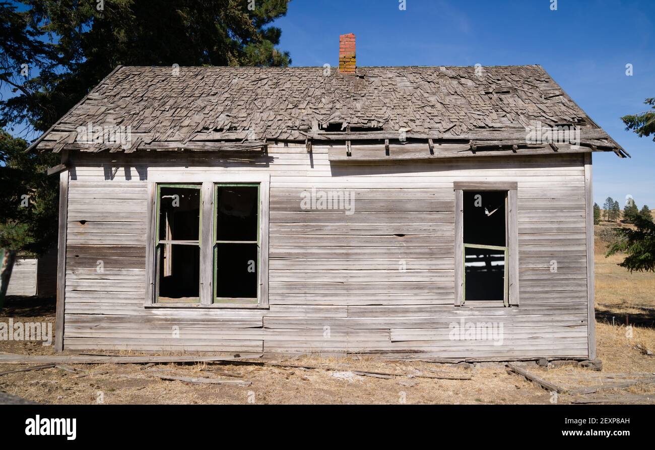 Run Down Abandoned Farm House Bleached Rotting Wood Stock Photo - Alamy