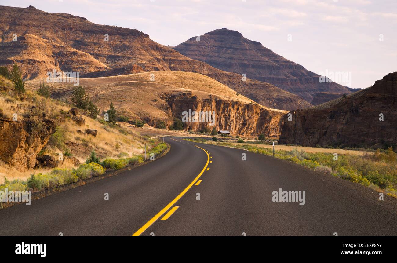 Two lane mountainous highway hi-res stock photography and images - Alamy