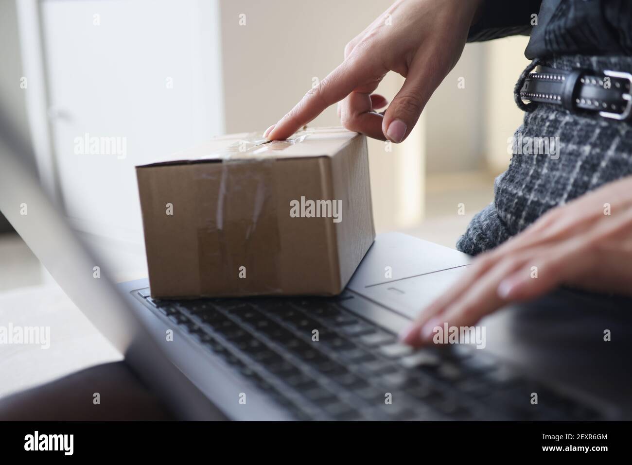 Hand woman fast typing hi-res stock photography and images - Alamy