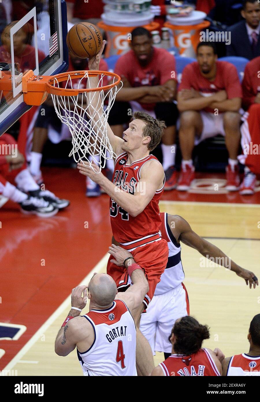 Chicago Bulls forward Mike Dunleavy (34) scores against the Washington ...