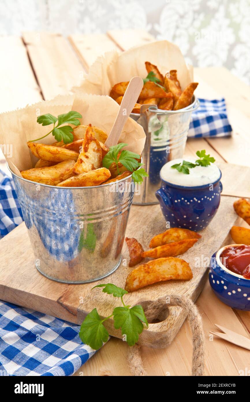 Potato wedges and dip hi-res stock photography and images - Alamy