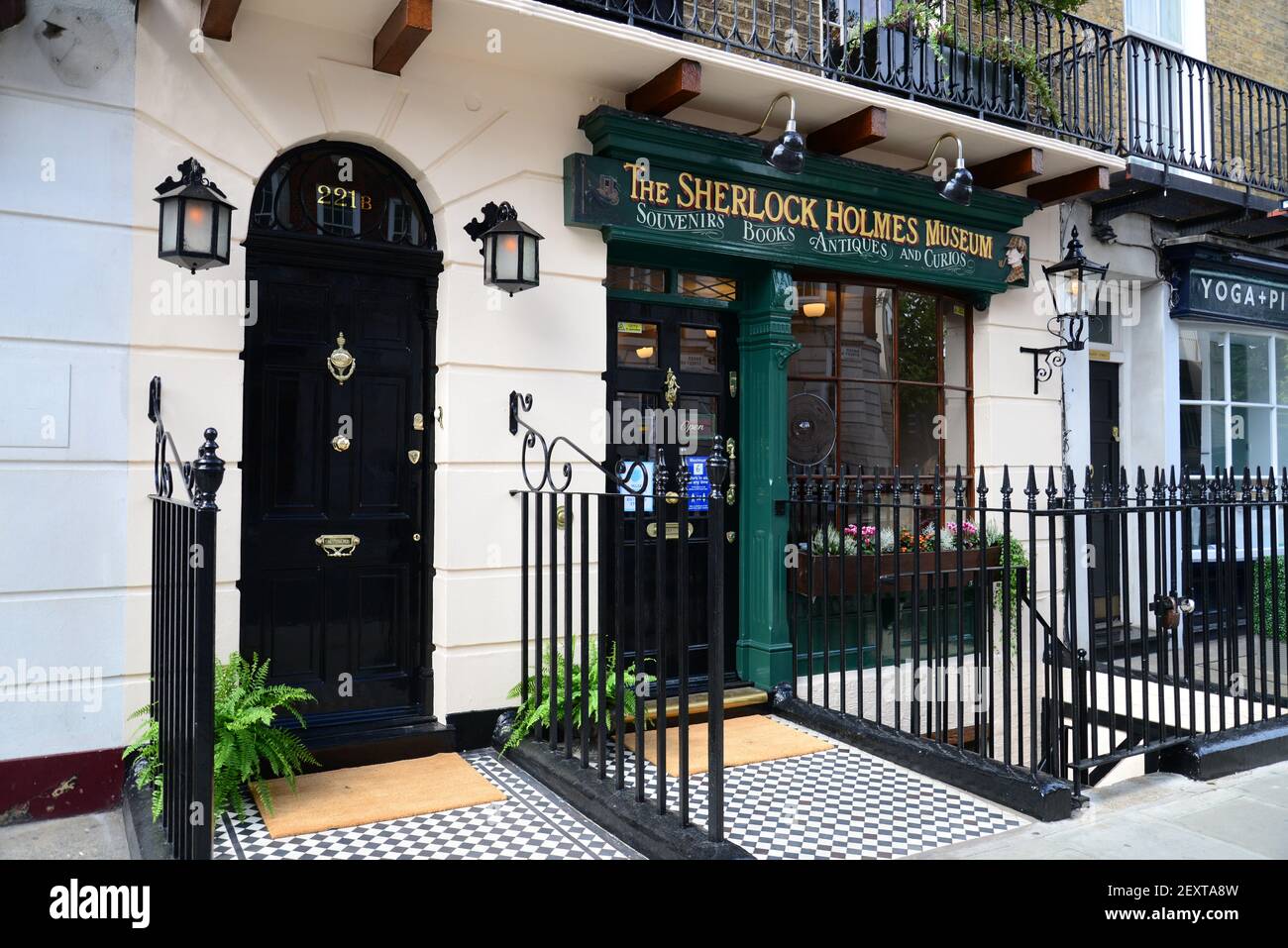 Sherlock Holmes Museum, 221 B Baker Street, London Stock Photo - Alamy