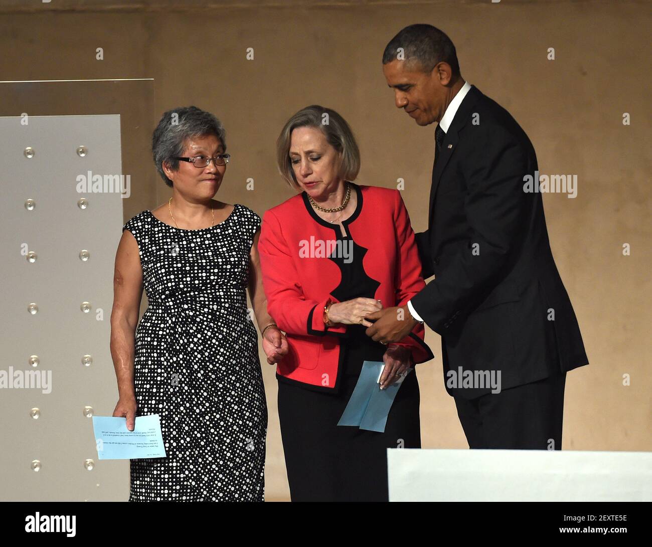 US President Barack Obama with Alison Crowther and Ling Young at the ...