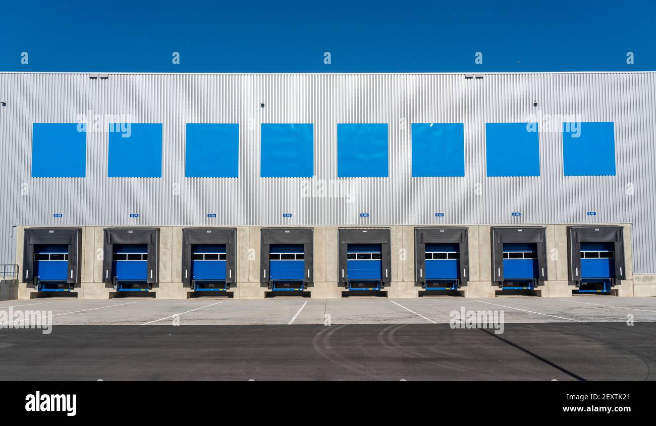 New logistics hall hi-res stock photography and images - Alamy