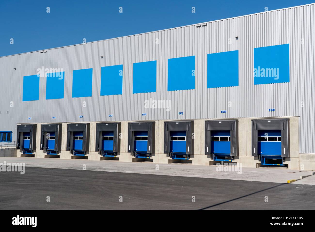 New logistics hall hi-res stock photography and images - Alamy