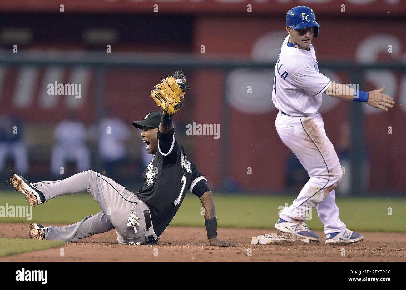 Chicago White Sox shortstop Alexei Ramirez (10) celebrates after making ...