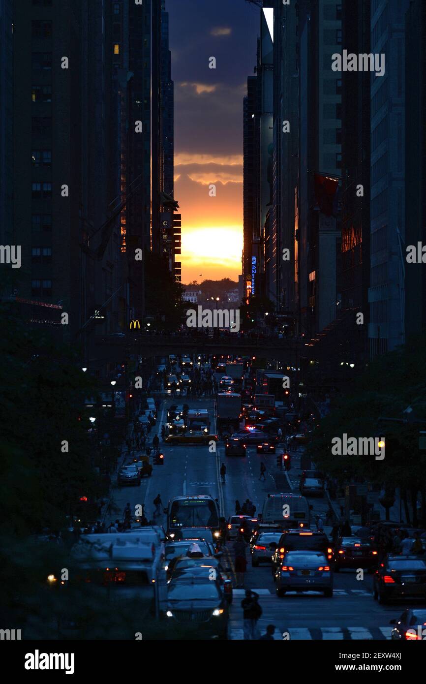 Called "Manhattanhenge", a west-bound view of 42nd Street as the ...