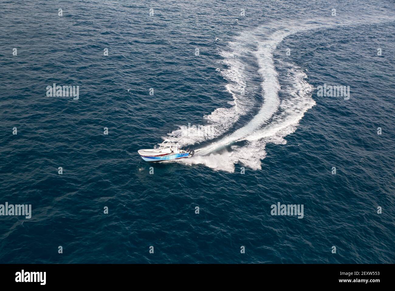 Drive motorboat hi-res stock photography and images - Alamy
