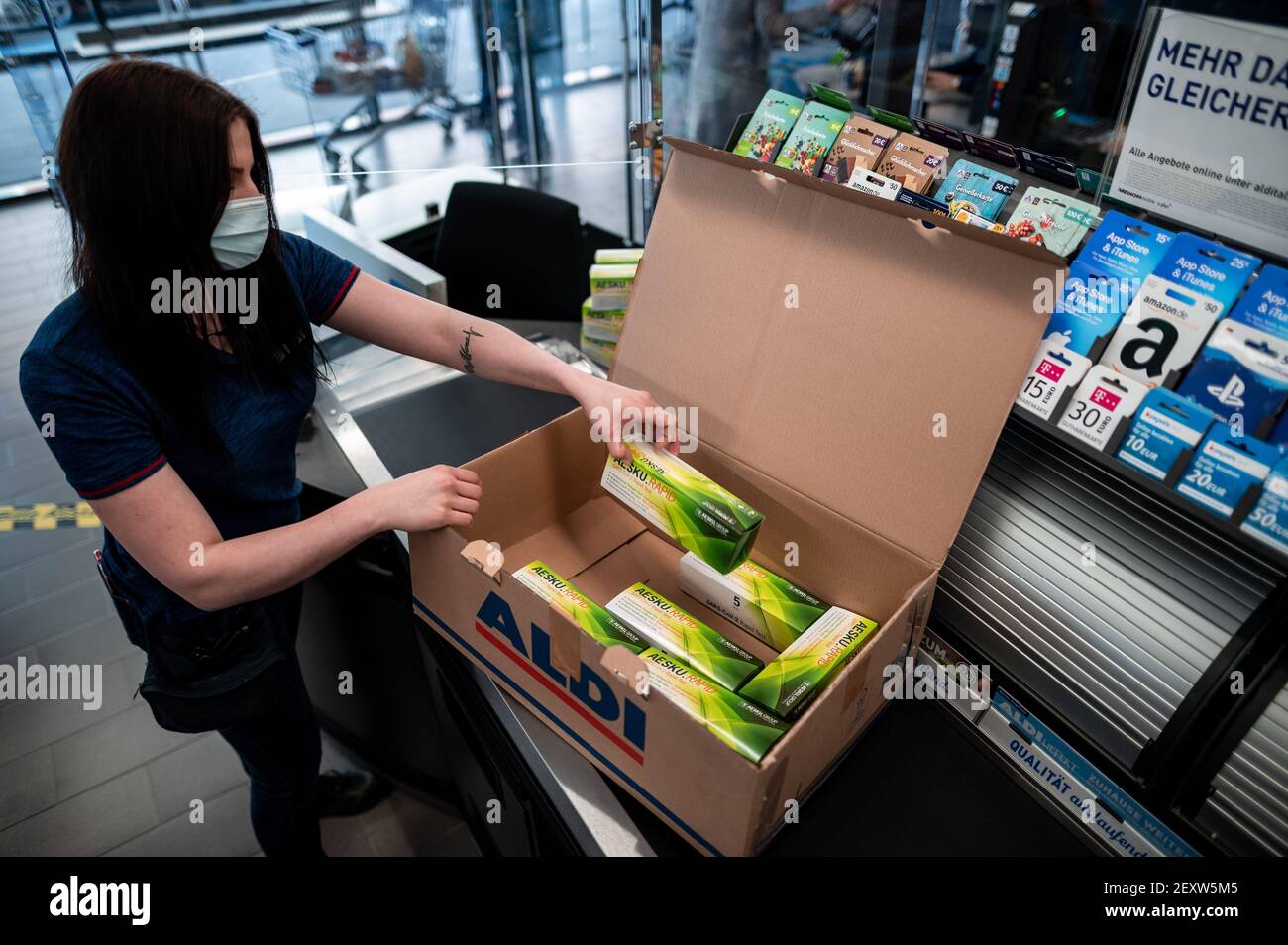 Aldi checkout staff hi-res stock photography and images - Alamy