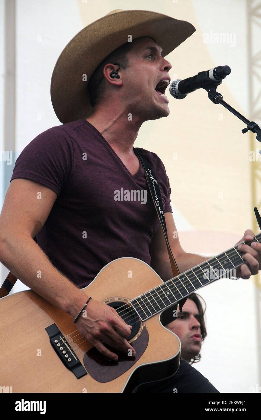 05 June 2014 - Nashville, Tennessee - Dustin Lynch. 2014 CMA Music ...