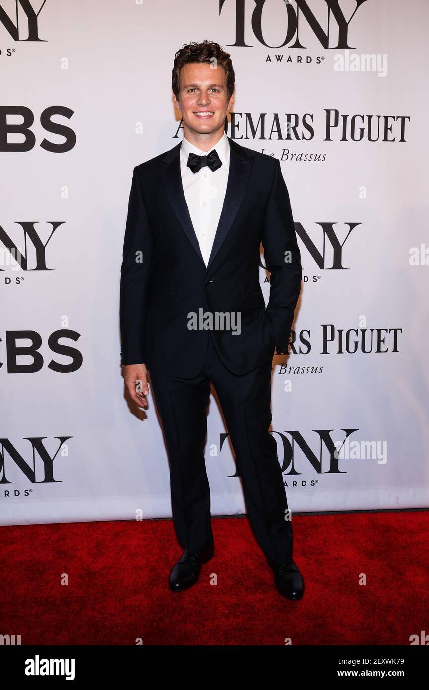 Jonathan Groff arrives on the red carpet at the Tony Awards at Radio ...