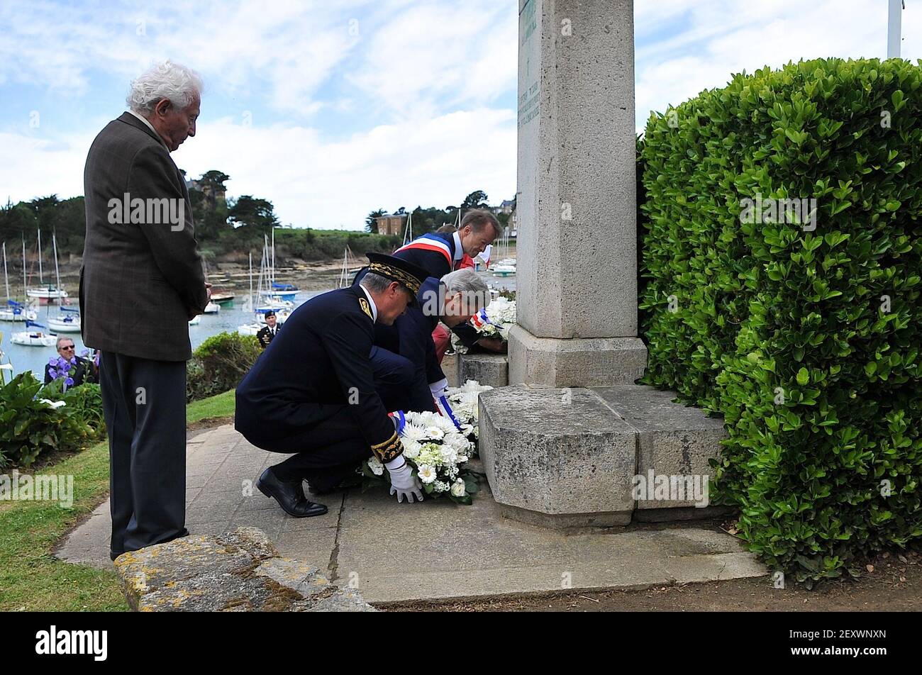 World War II photographer Tony Vaccaro watches as Prefect Patrick ...