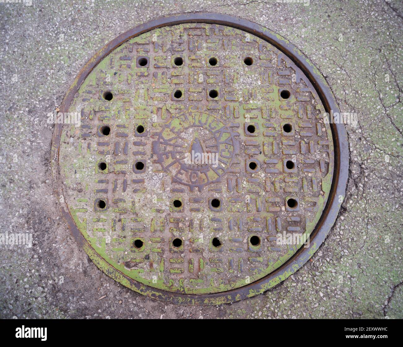 Green manhole hi-res stock photography and images - Alamy