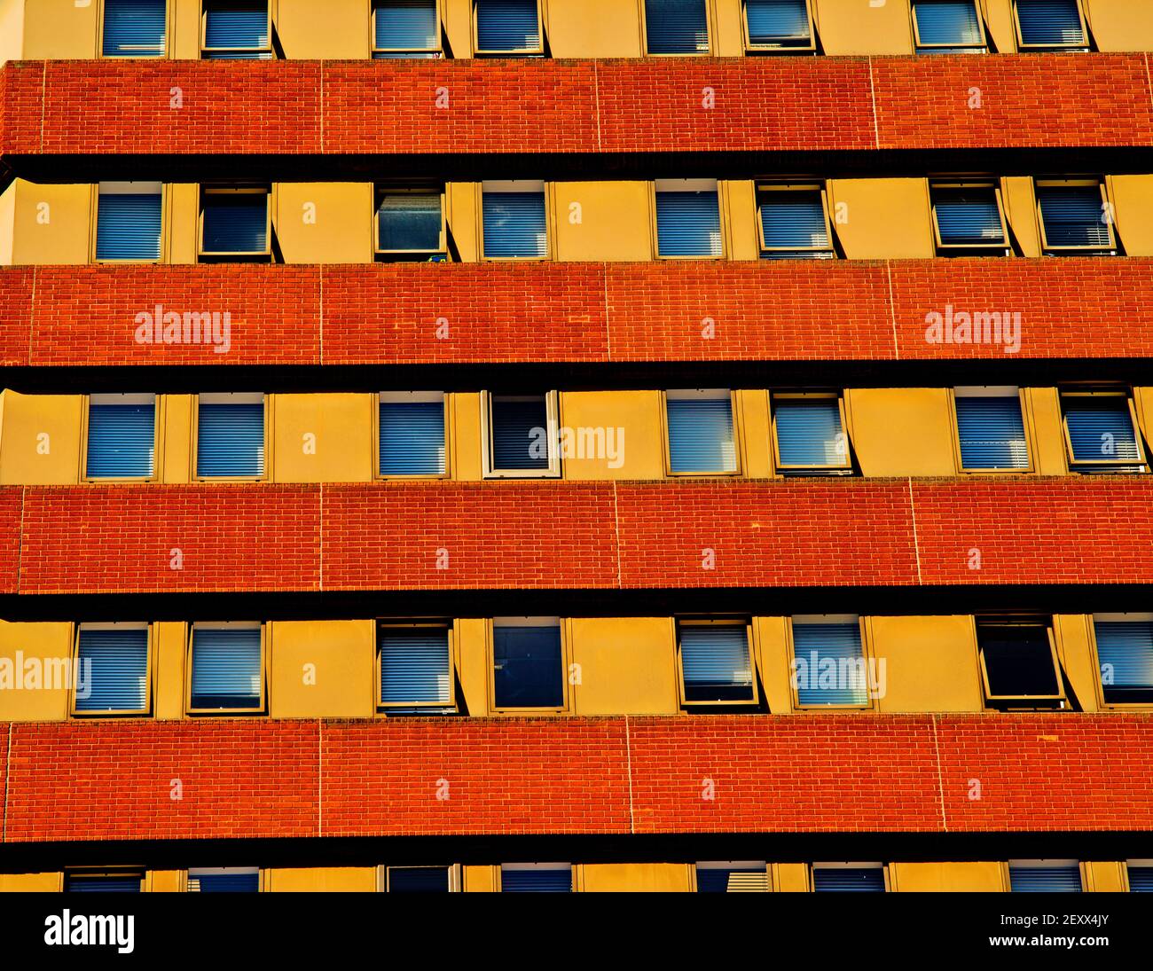 Block of flats england hi-res stock photography and images - Alamy