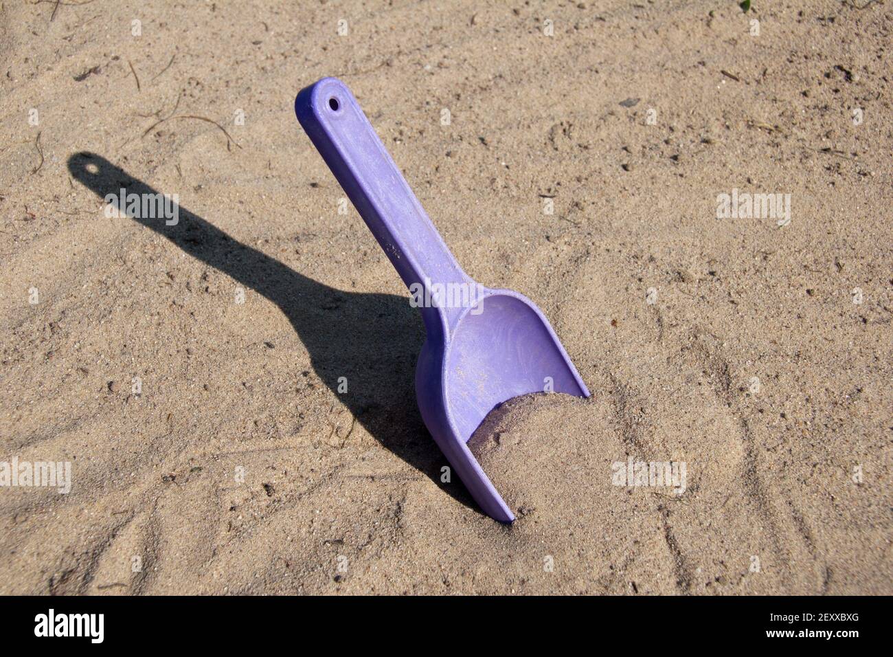 Shovel in the sand Stock Photo - Alamy