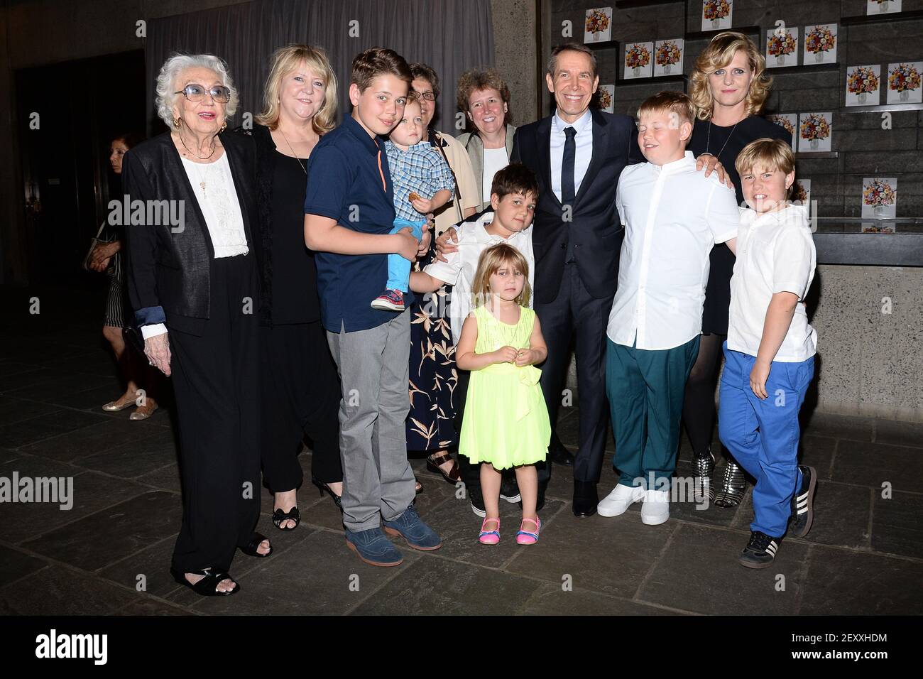 Artist Jeff Koons poses with members of his family as they attend Jeff ...