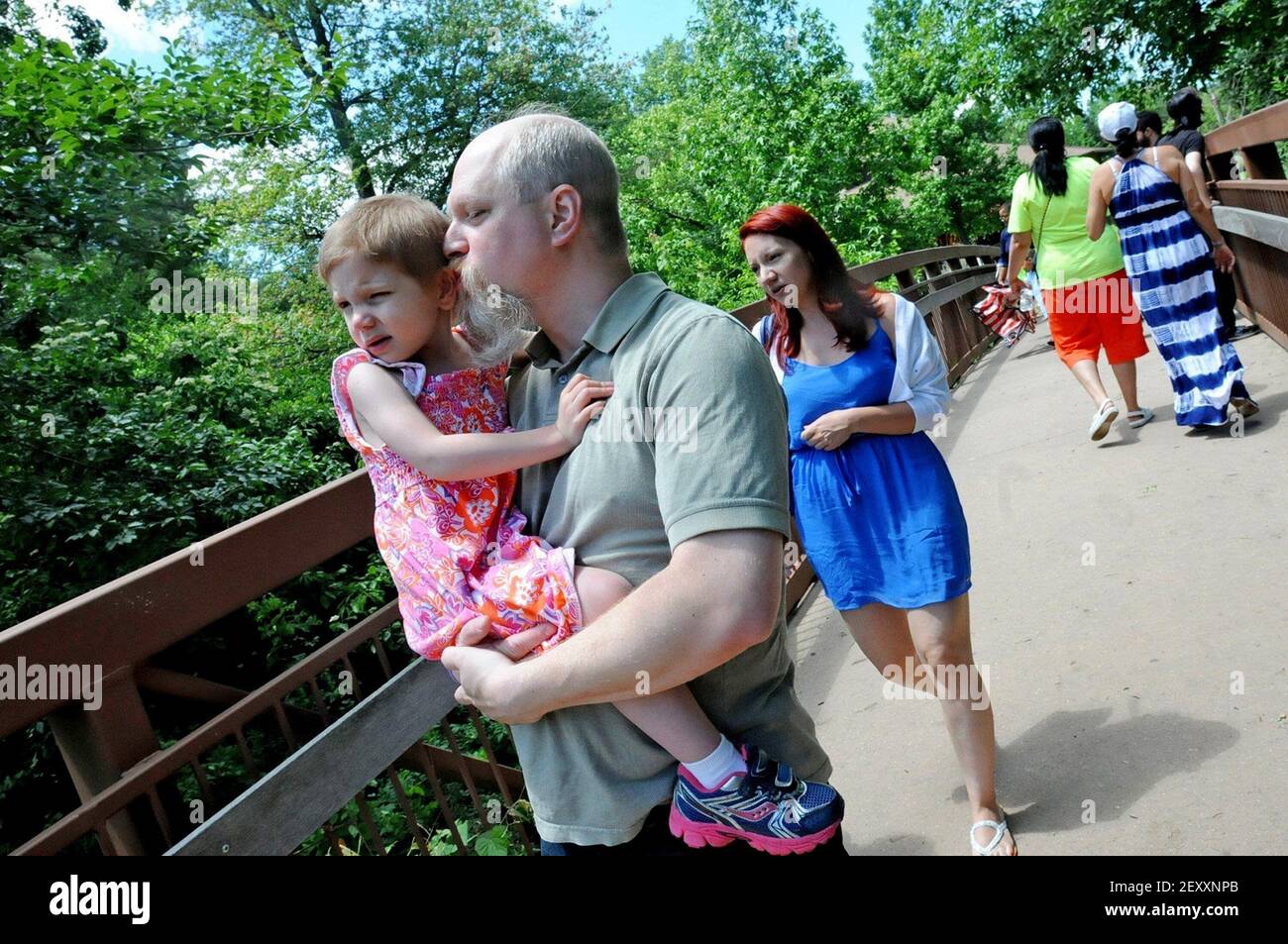 Sandy Edelman gives a kiss to his daughter, Angelina Phillips-Edelman ...