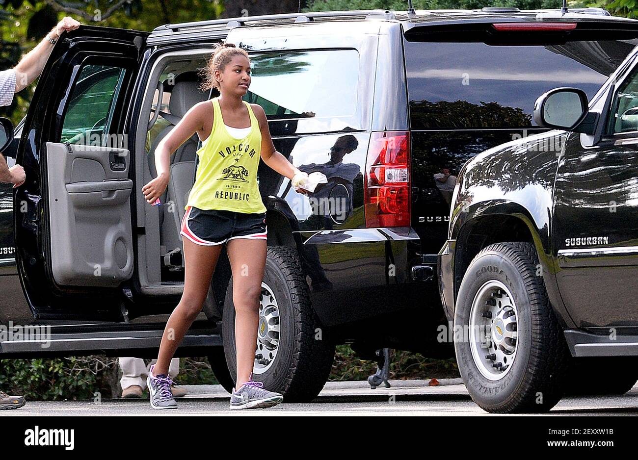 Sasha Obama returns to the White House after a walk at Great Falls Park ...