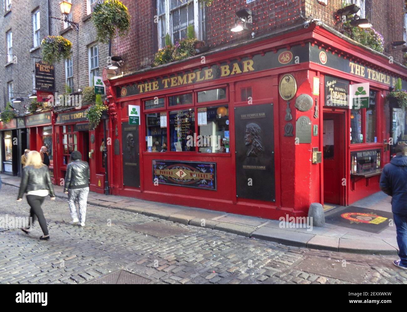 Tourists wander the cobblstone streets of Dublin, Ireland's, Temple Bar ...