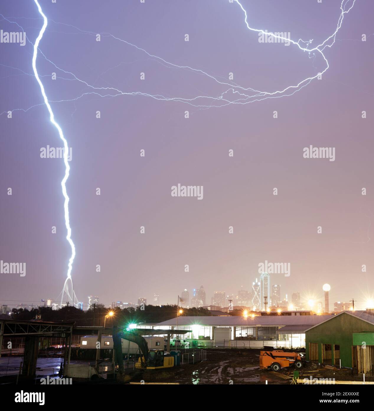 Thuderstorm Produces Lightning Bolt Strikes Calatrava Bridge Dallas ...