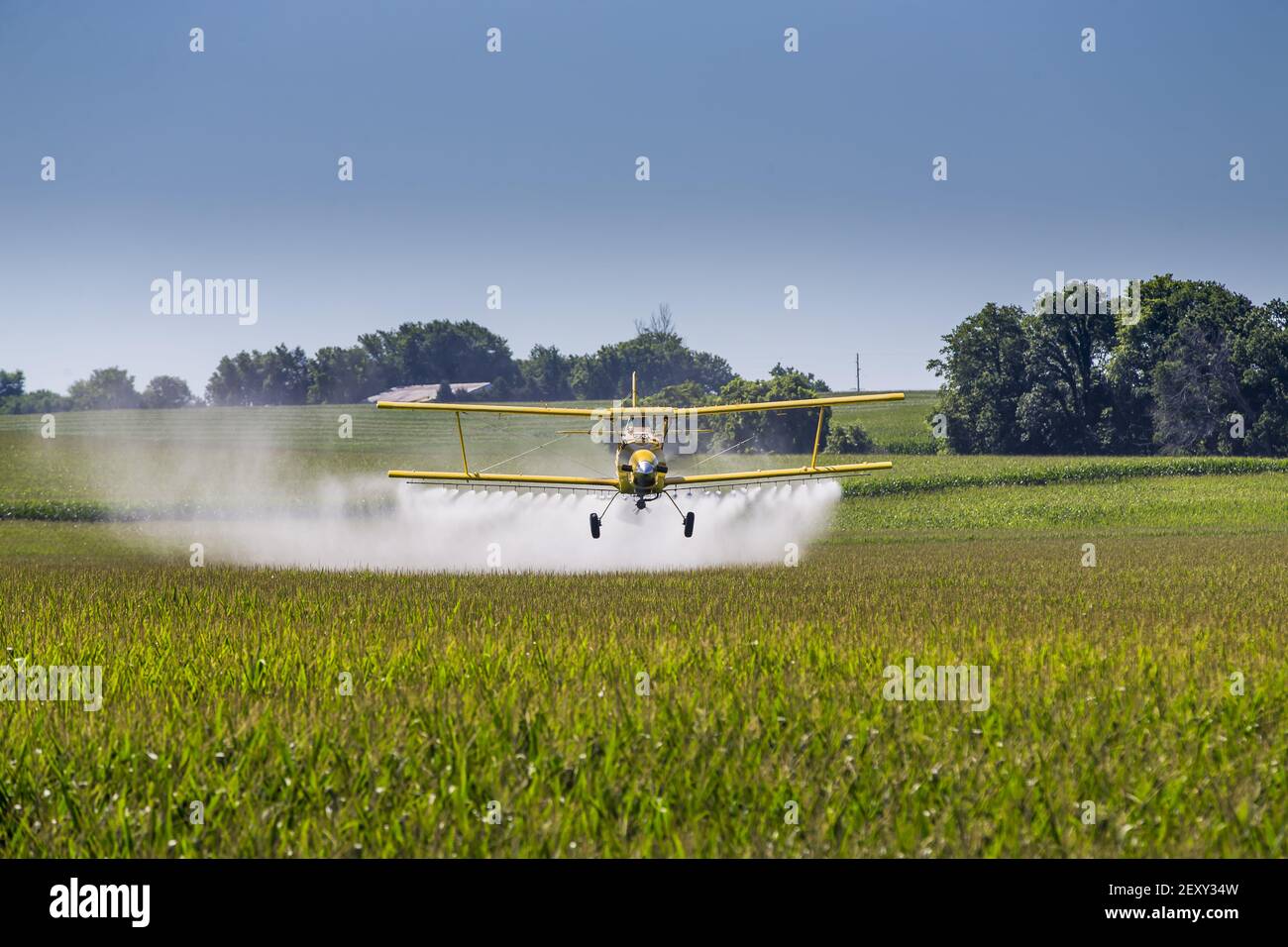 Low flying crop duster biplane hi-res stock photography and images - Alamy