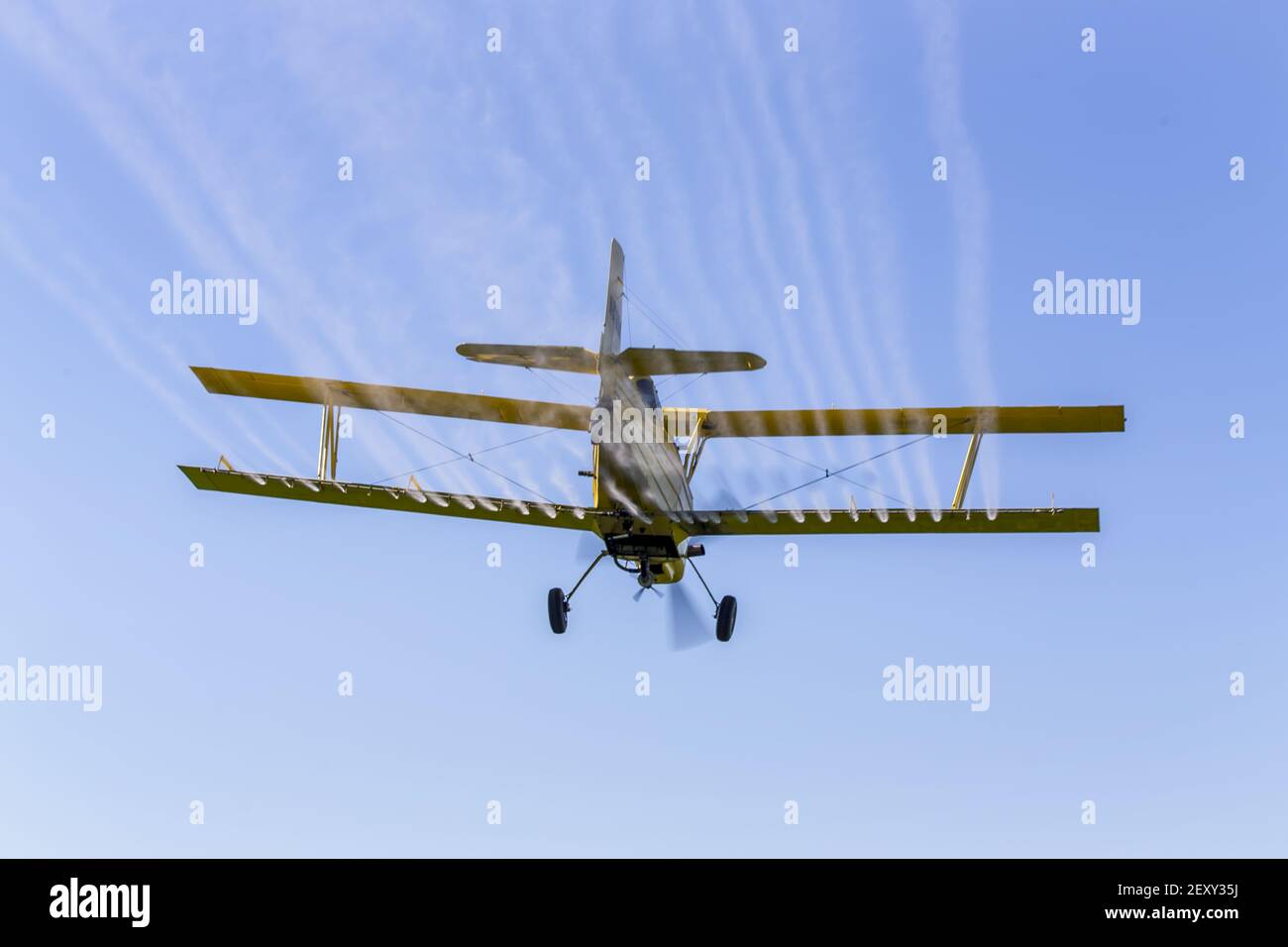 Low flying crop duster biplane hi-res stock photography and images - Alamy